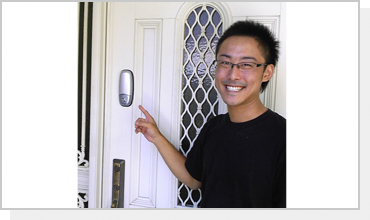 LOCKSTAR CO.,LTD. お客様と商品写真